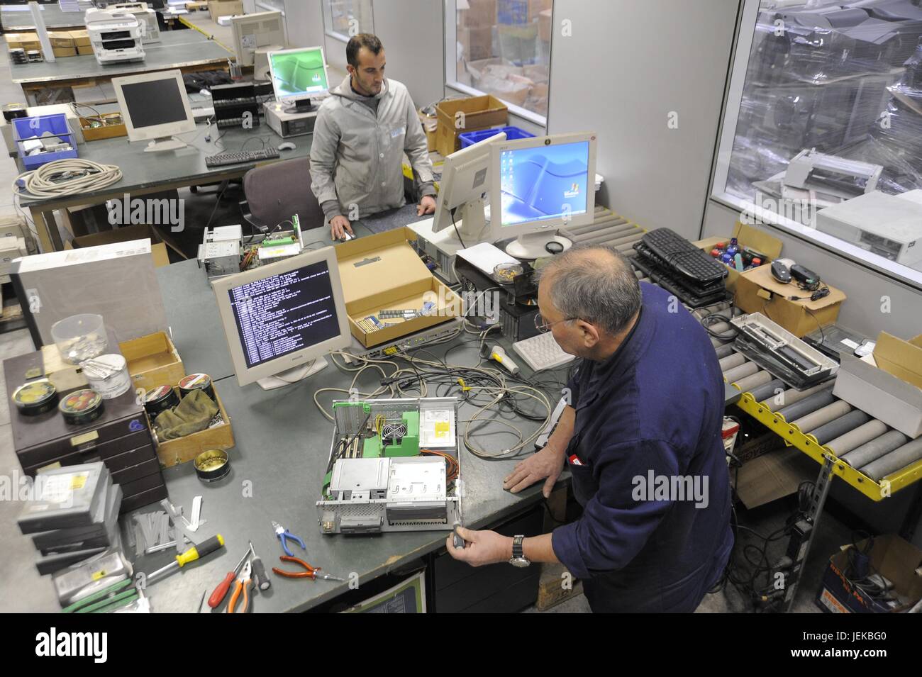 Prisoners using computers hi-res stock photography and images - Alamy