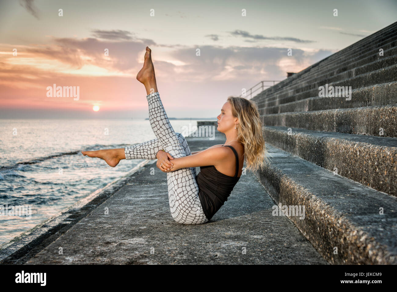 Fit woman core pilates hi-res stock photography and images - Alamy