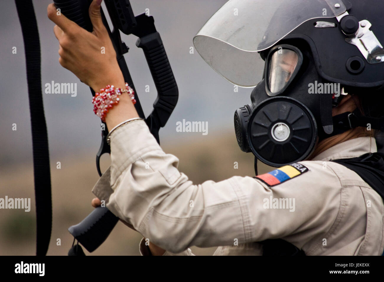 A female police officer holds a shotgun Stock Photo - Alamy