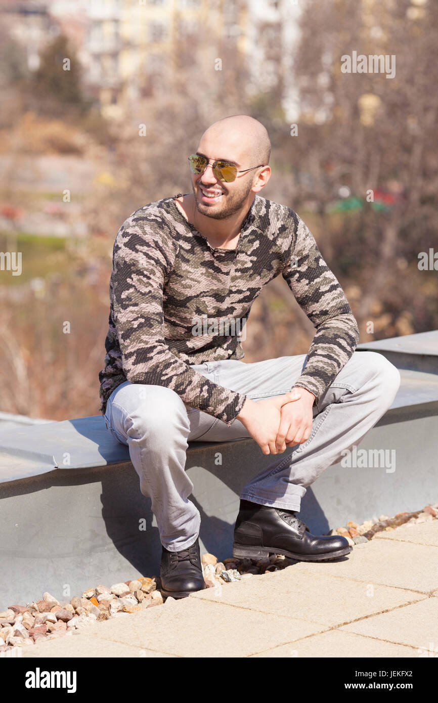 Sitting on the wall hi-res stock photography and images - Alamy