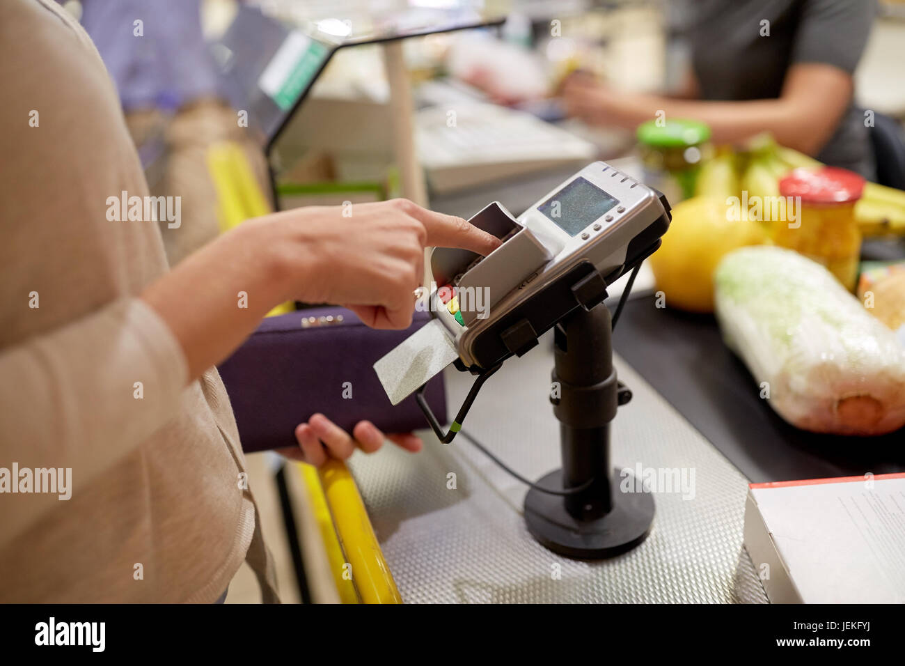 People entering supermarket hi-res stock photography and images - Alamy