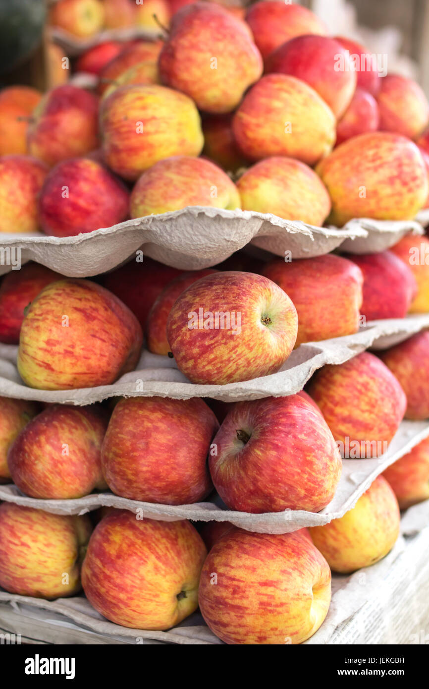 Stack of apples at a food market Stock Photo - Alamy
