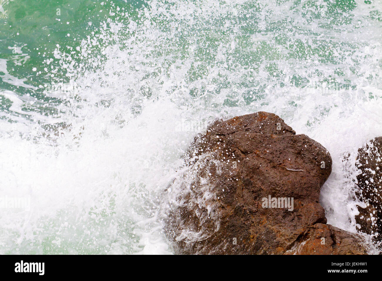 Storm waves breaking against rocks hi-res stock photography and images ...