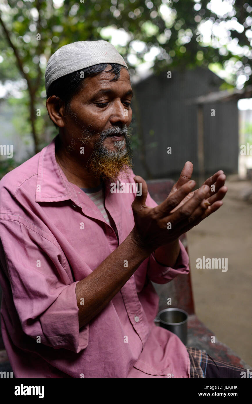 BANGLADESCH, District Tangail, Kalihati, village Betdoba, muslim prayer ...