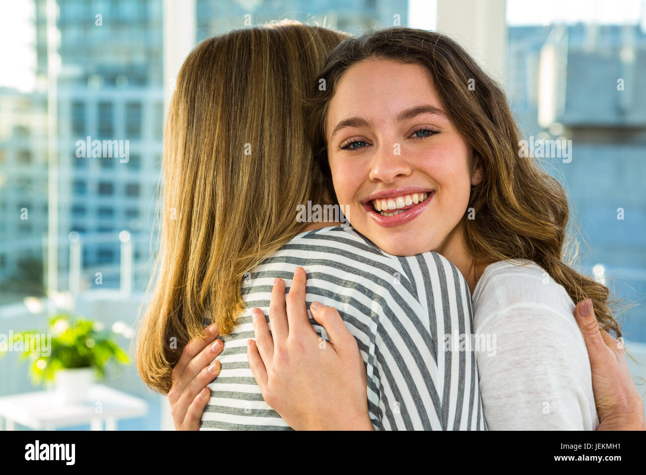 Mother and daughter hugging Stock Photo - Alamy