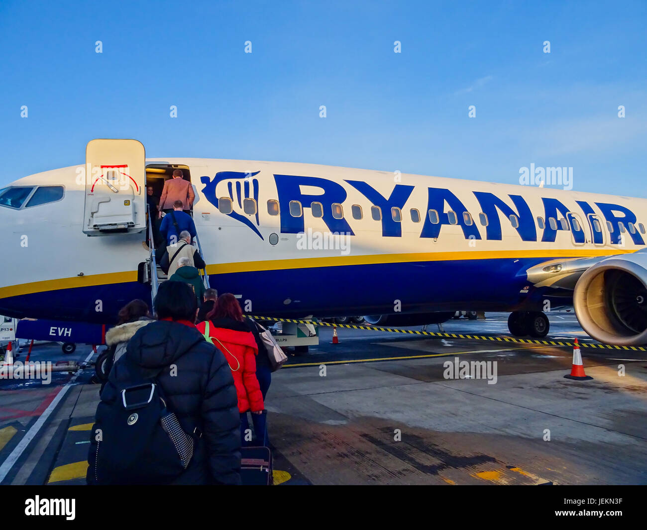 Boeing 737 800 cabin hi-res stock photography and images - Alamy