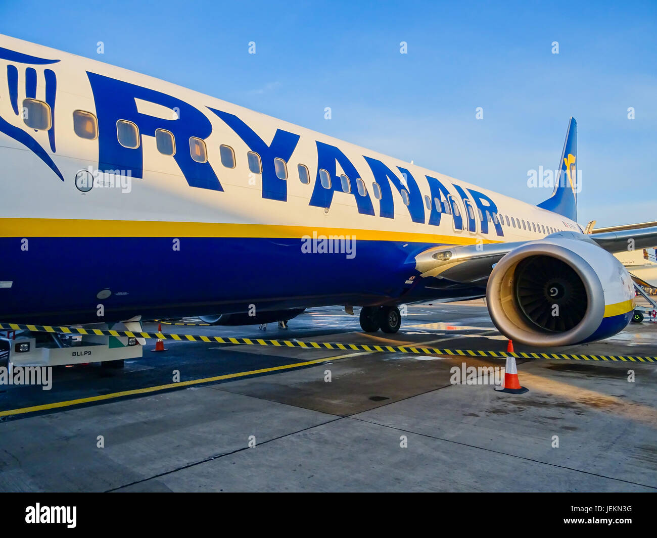 Ryan air boeing hi-res stock photography and images - Alamy