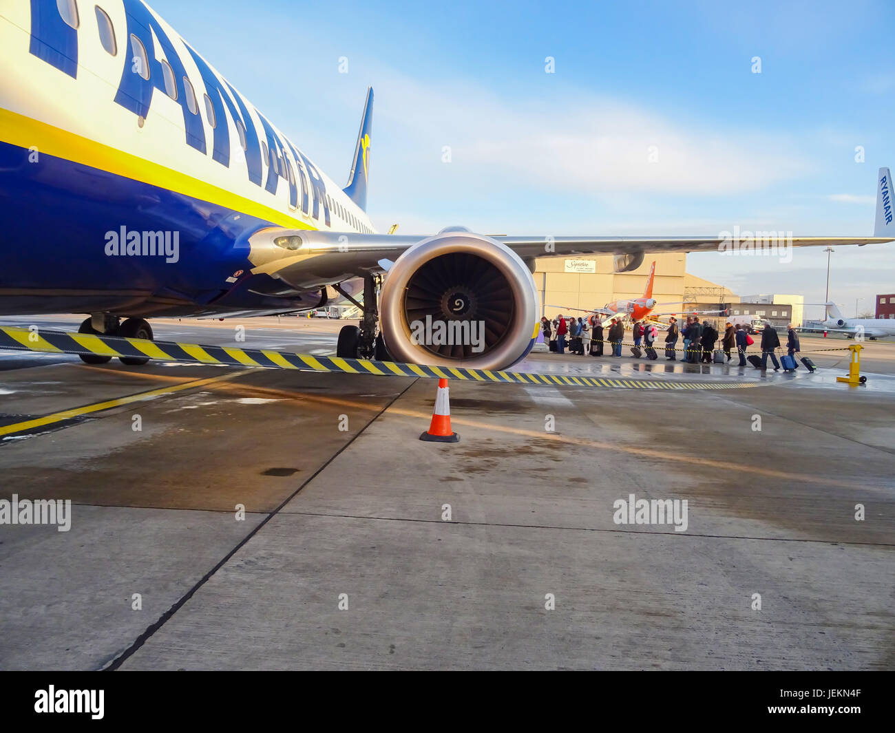 Ryan air airport hi-res stock photography and images - Alamy