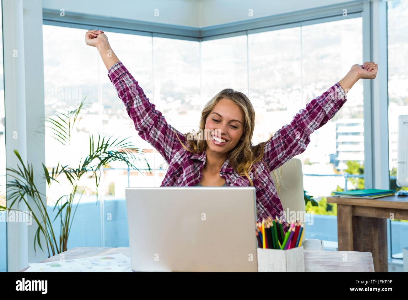 Young girl uses his computer Stock Photo - Alamy
