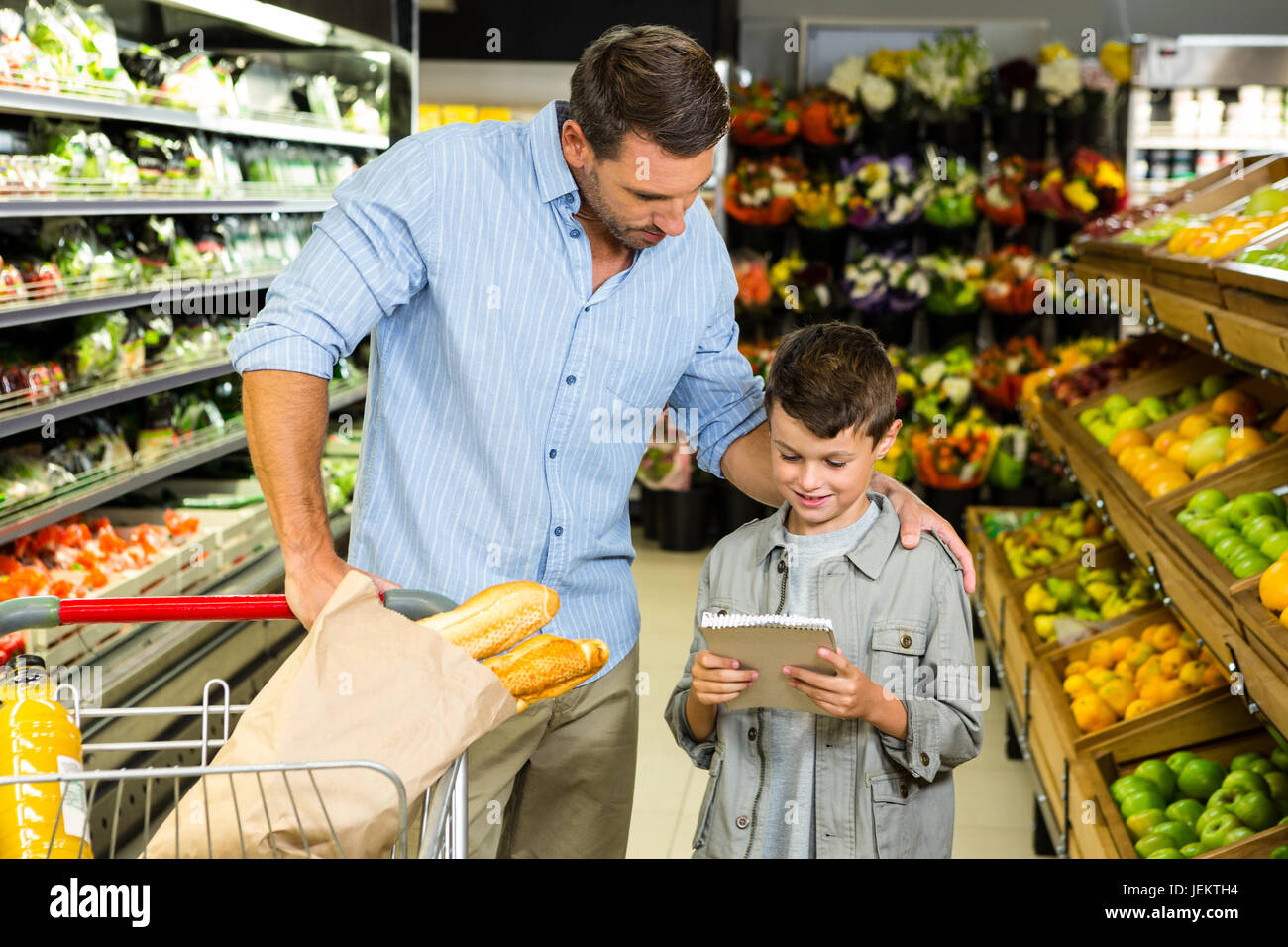 Family grocery store reading hi-res stock photography and images - Alamy