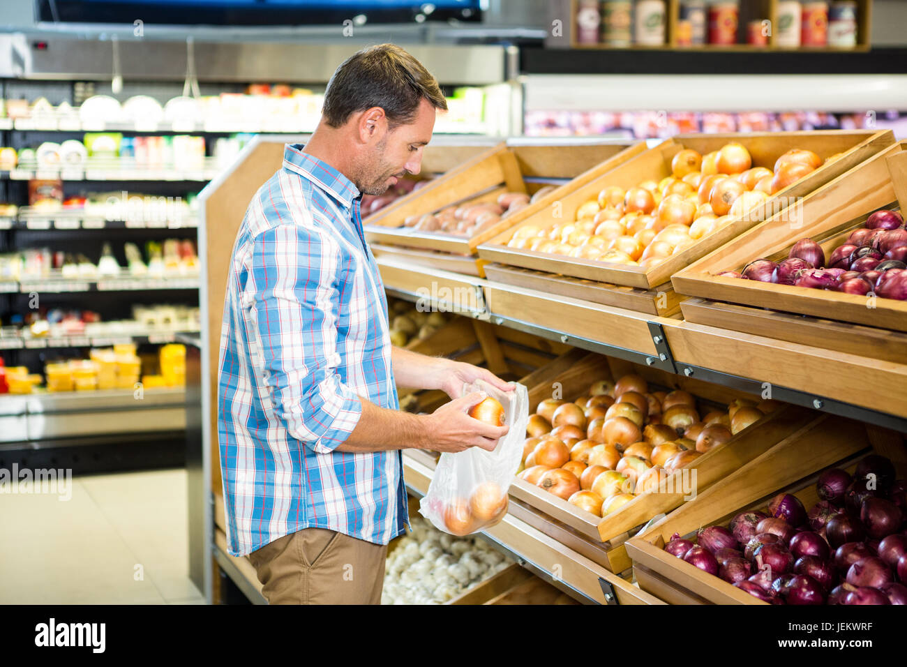 Man doing shopping at supermarket hi-res stock photography and images ...