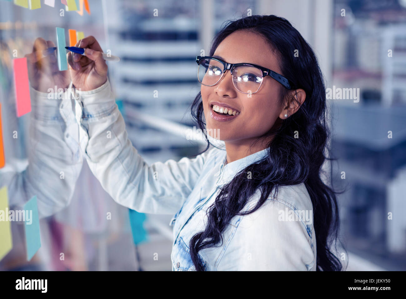 Asian holding sticky note hi-res stock photography and images - Alamy