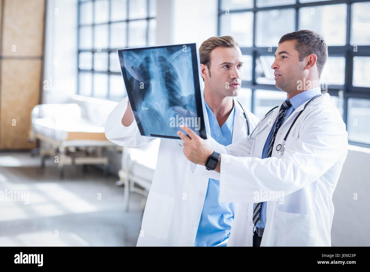 Medical team looking at x-ray together Stock Photo - Alamy