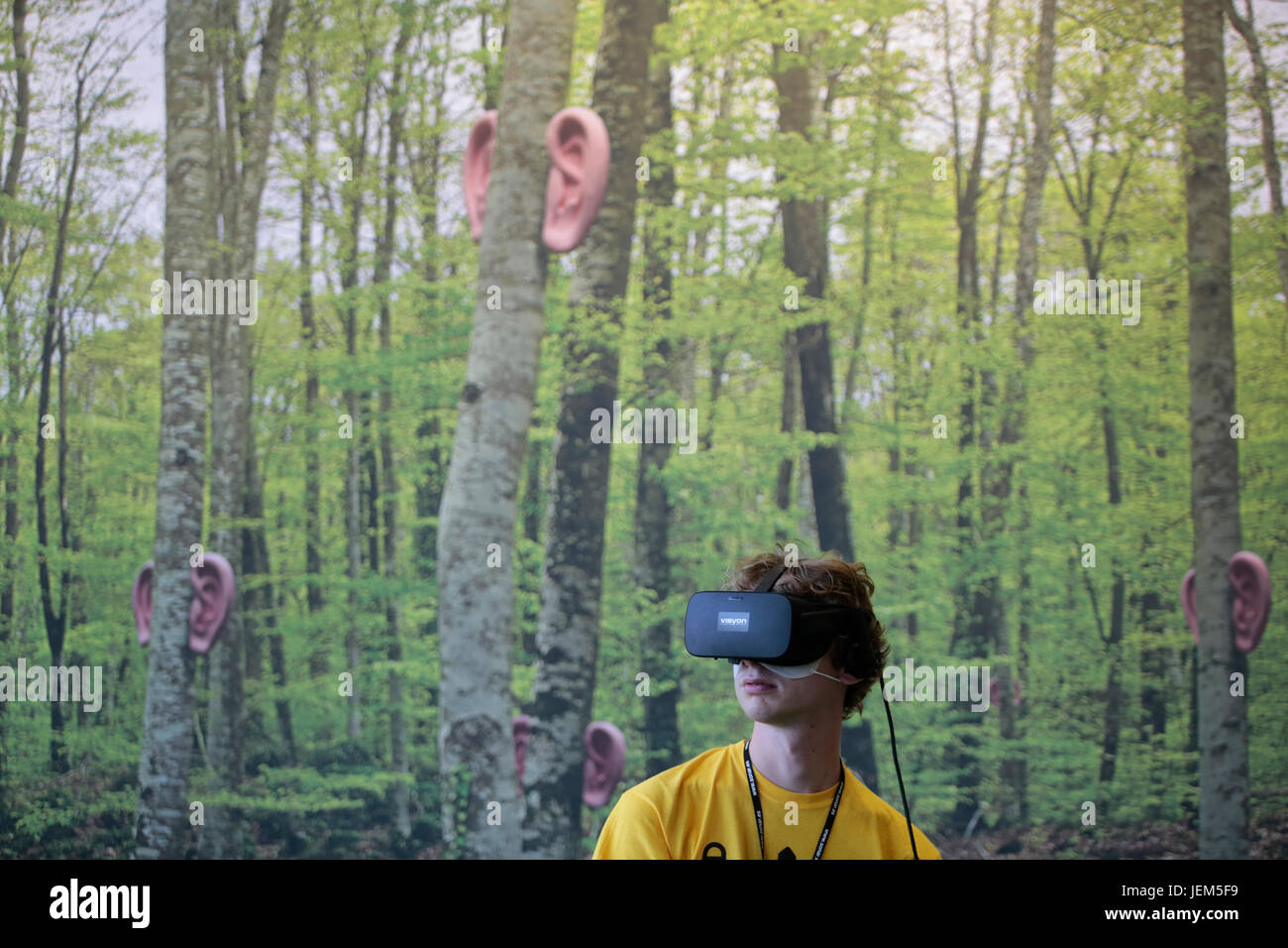 Oculus vr headset hi-res stock photography and images - Alamy