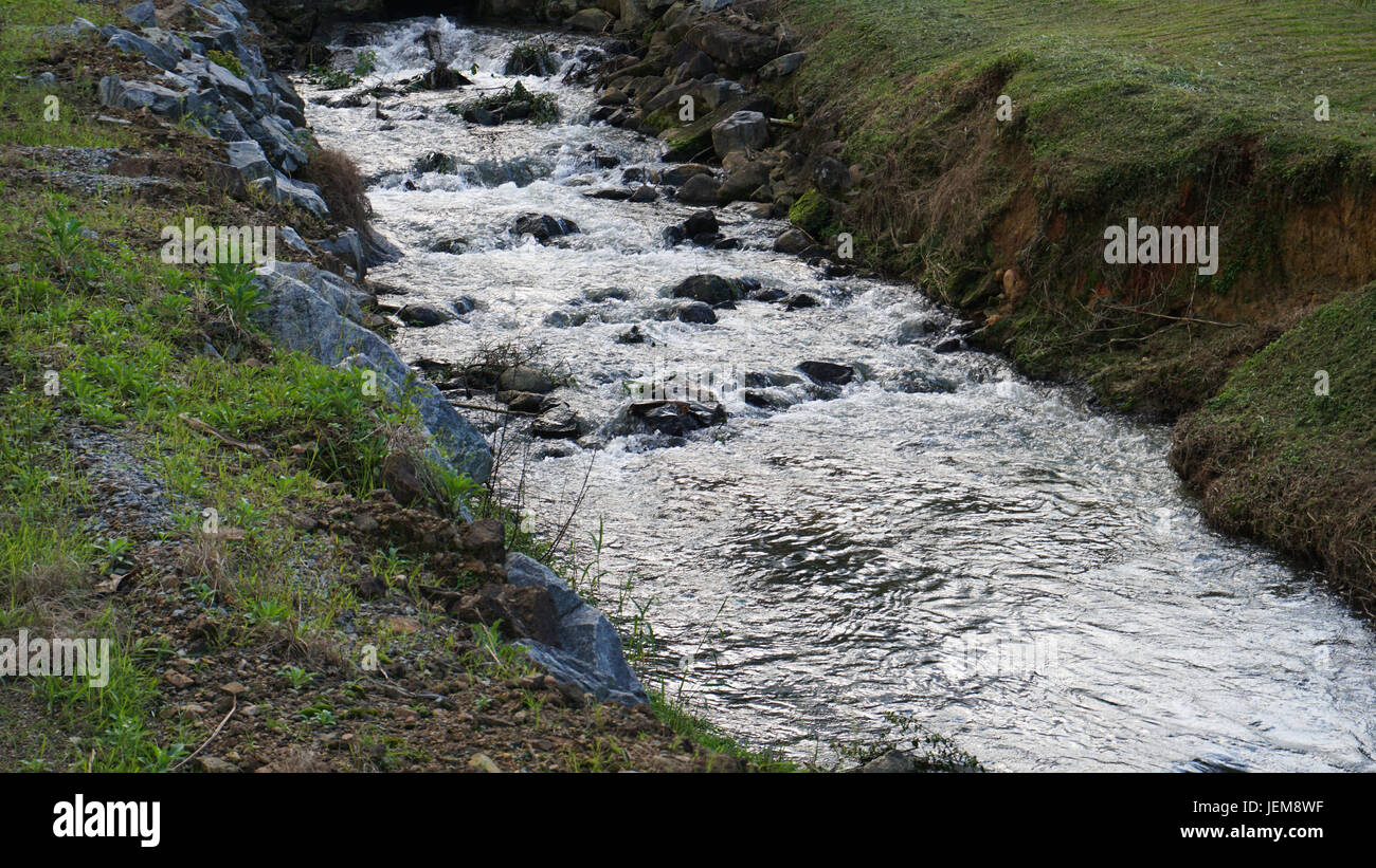 River running in between rocks hi-res stock photography and images - Alamy