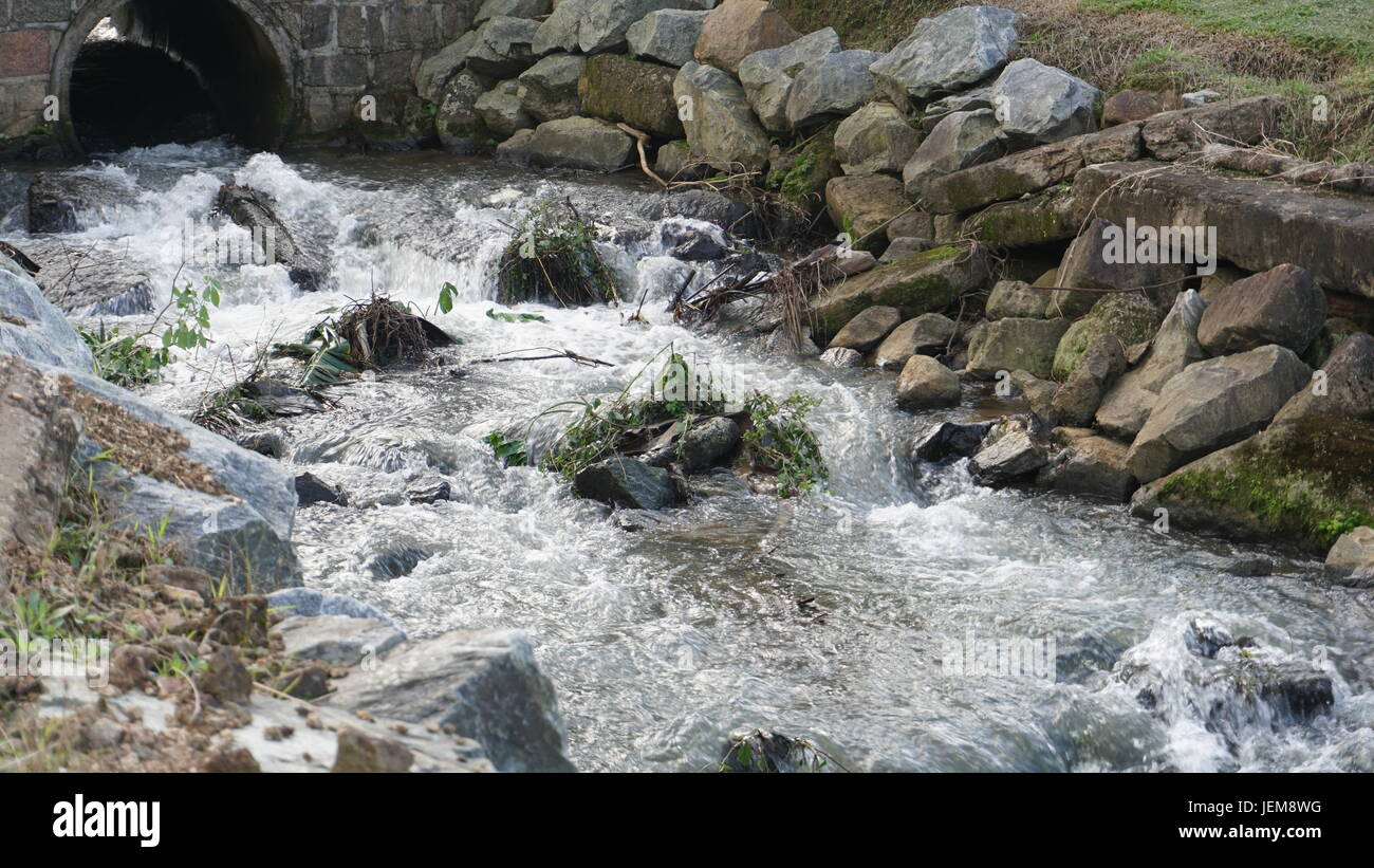 River running in between rocks hi-res stock photography and images - Alamy