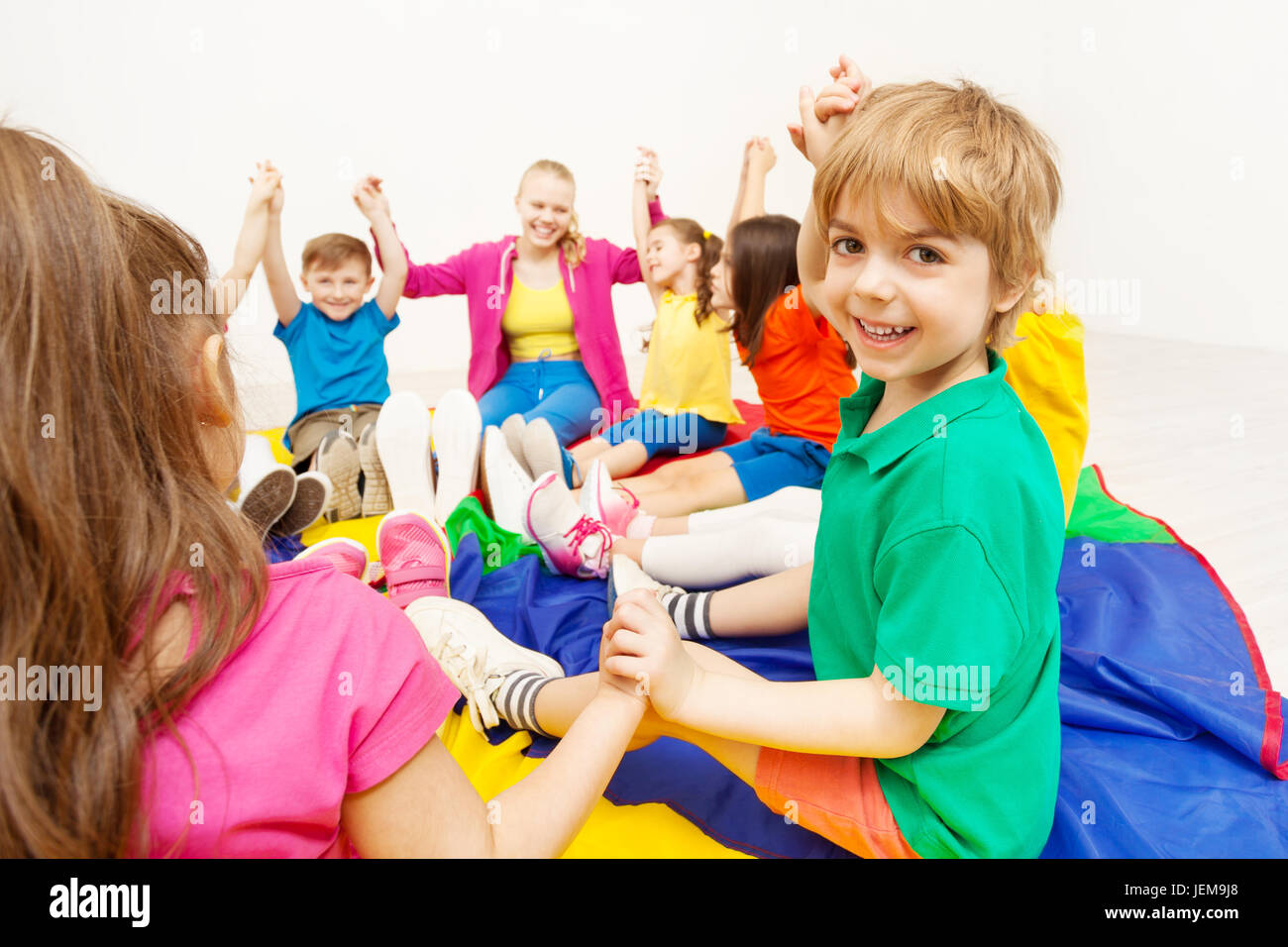Children holding hands circle friends hi-res stock photography and ...
