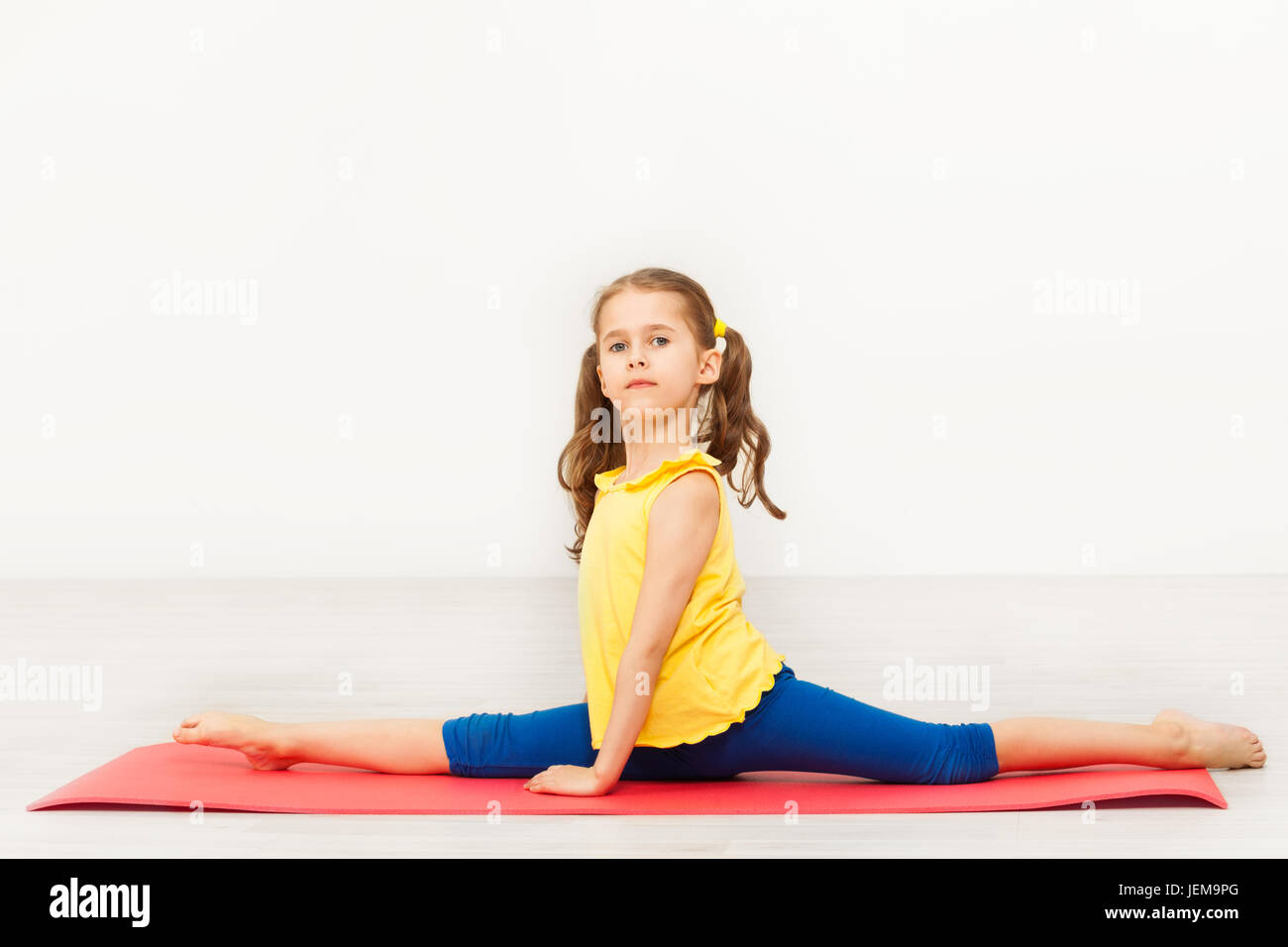 Spagat hi-res stock photography and images - Alamy