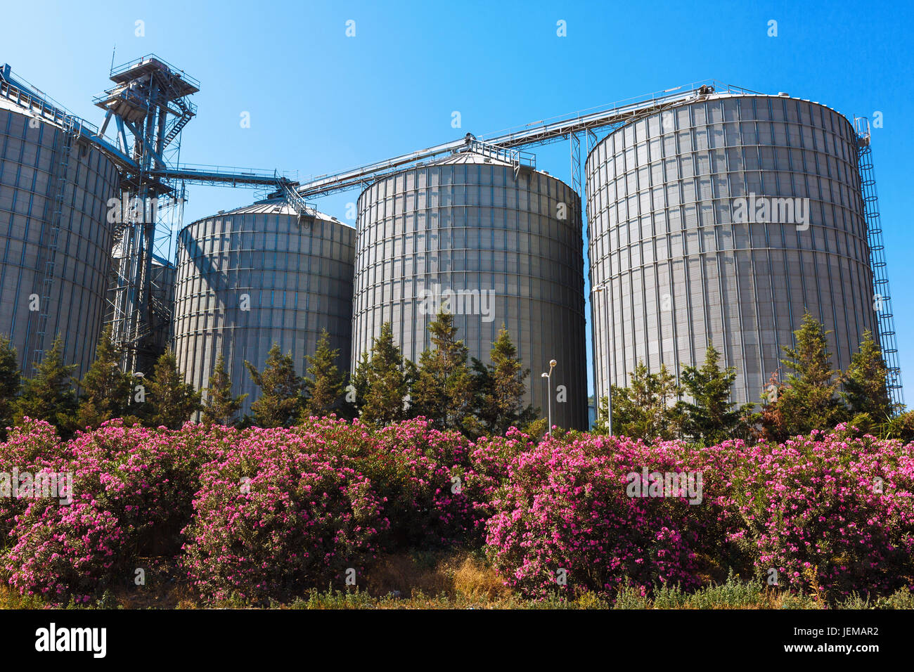 Industrial Silos High Resolution Stock Photography and Images - Alamy