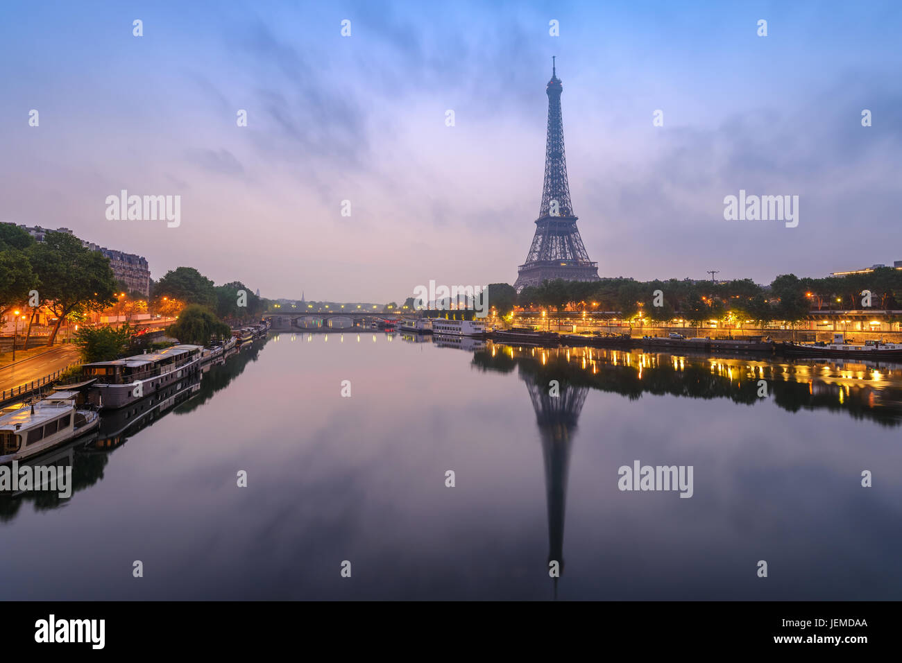Paris city skyline hi-res stock photography and images - Alamy