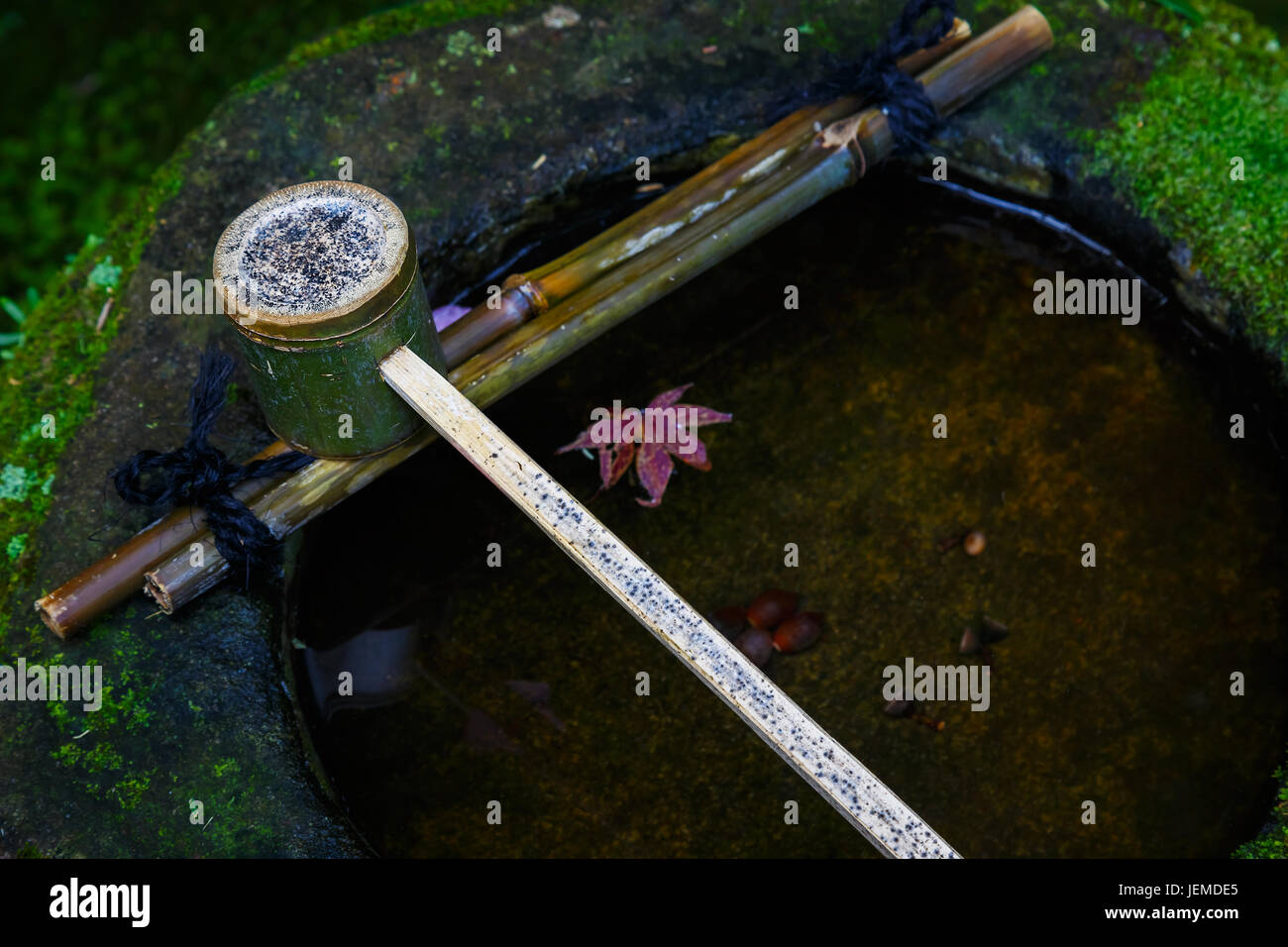 Water dipper on a stone basin at Koto-in Temple in Kyoto, Japan Stock ...