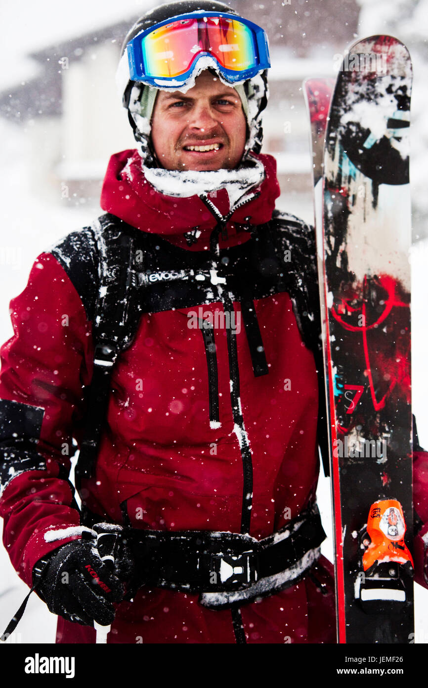 Man wearing ski goggles hi-res stock photography and images - Alamy