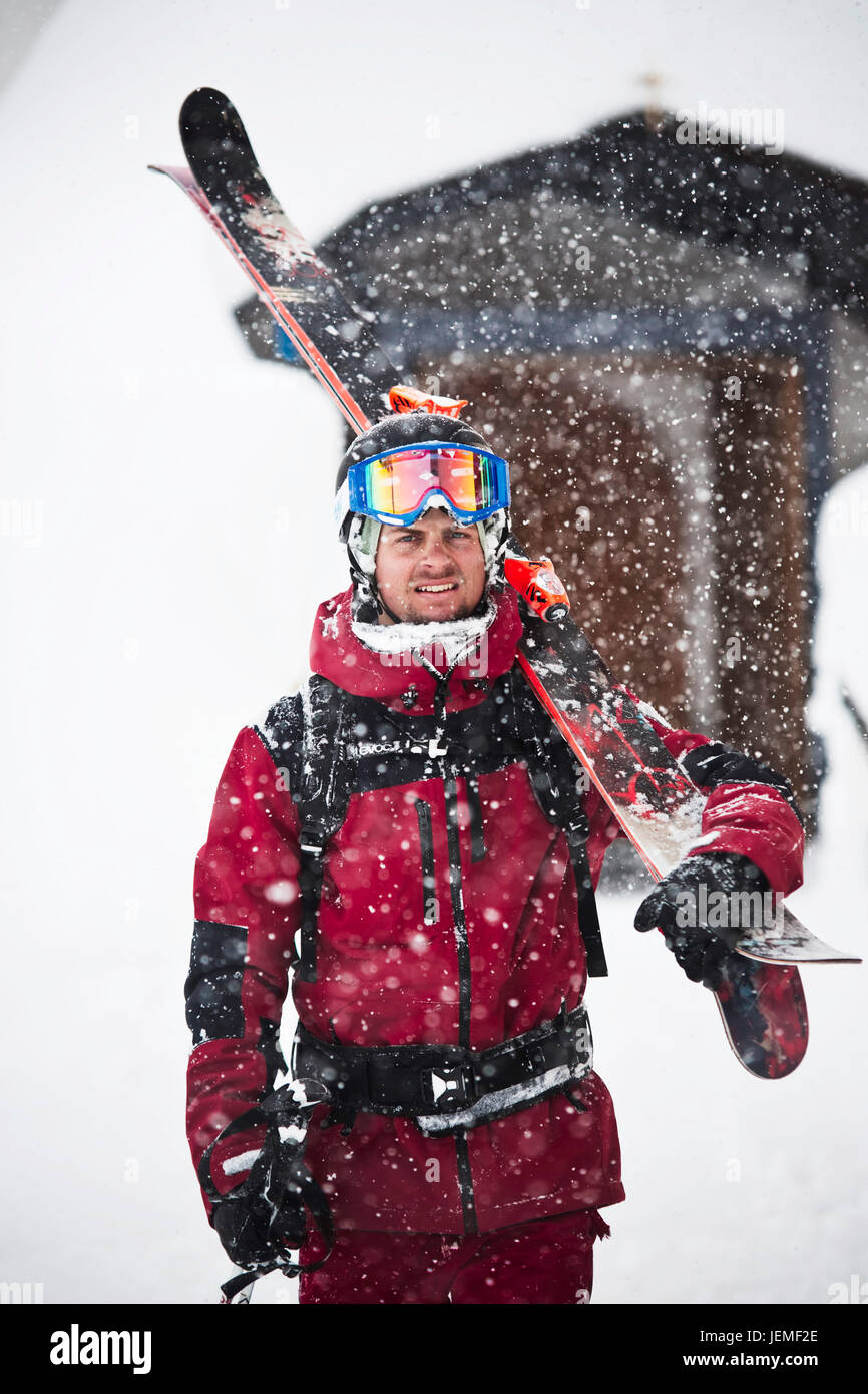 Man carry skis hi-res stock photography and images - Alamy