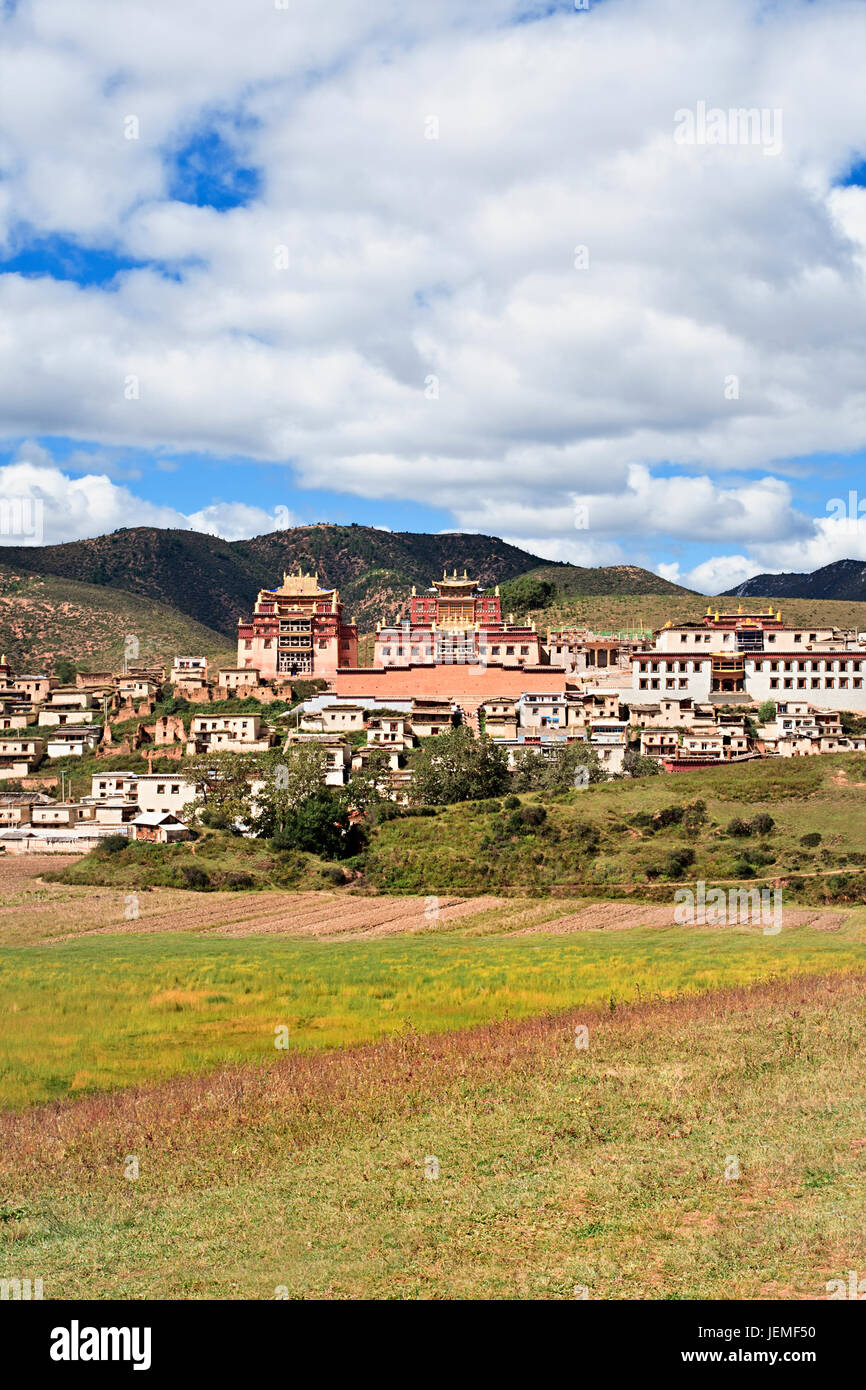 Zhongdian shangri la valley valley hi-res stock photography and images ...