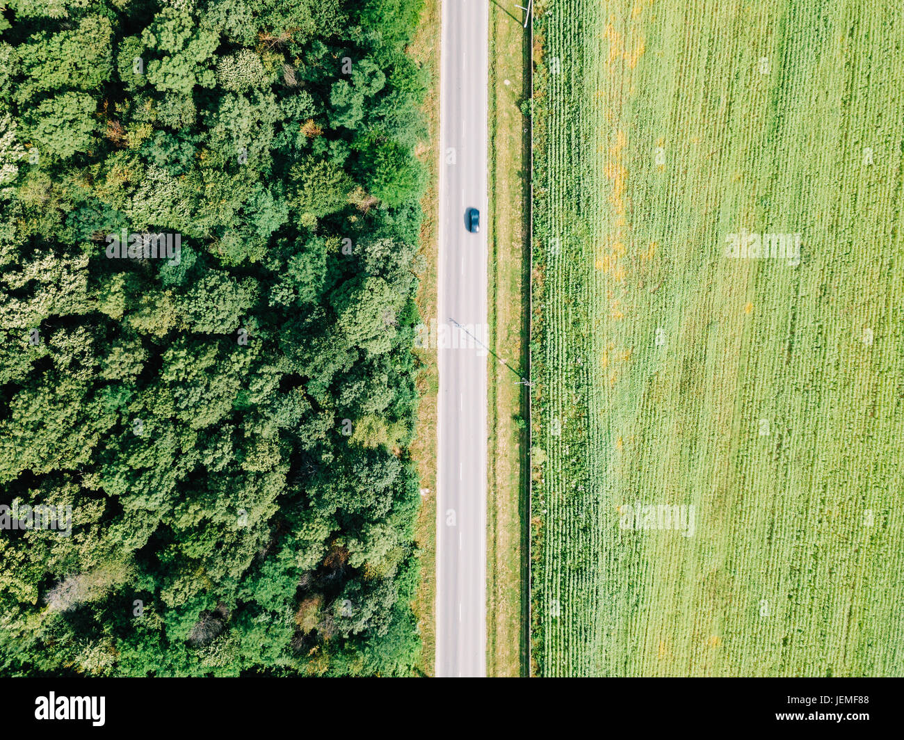 Car top view countryside hi-res stock photography and images - Alamy