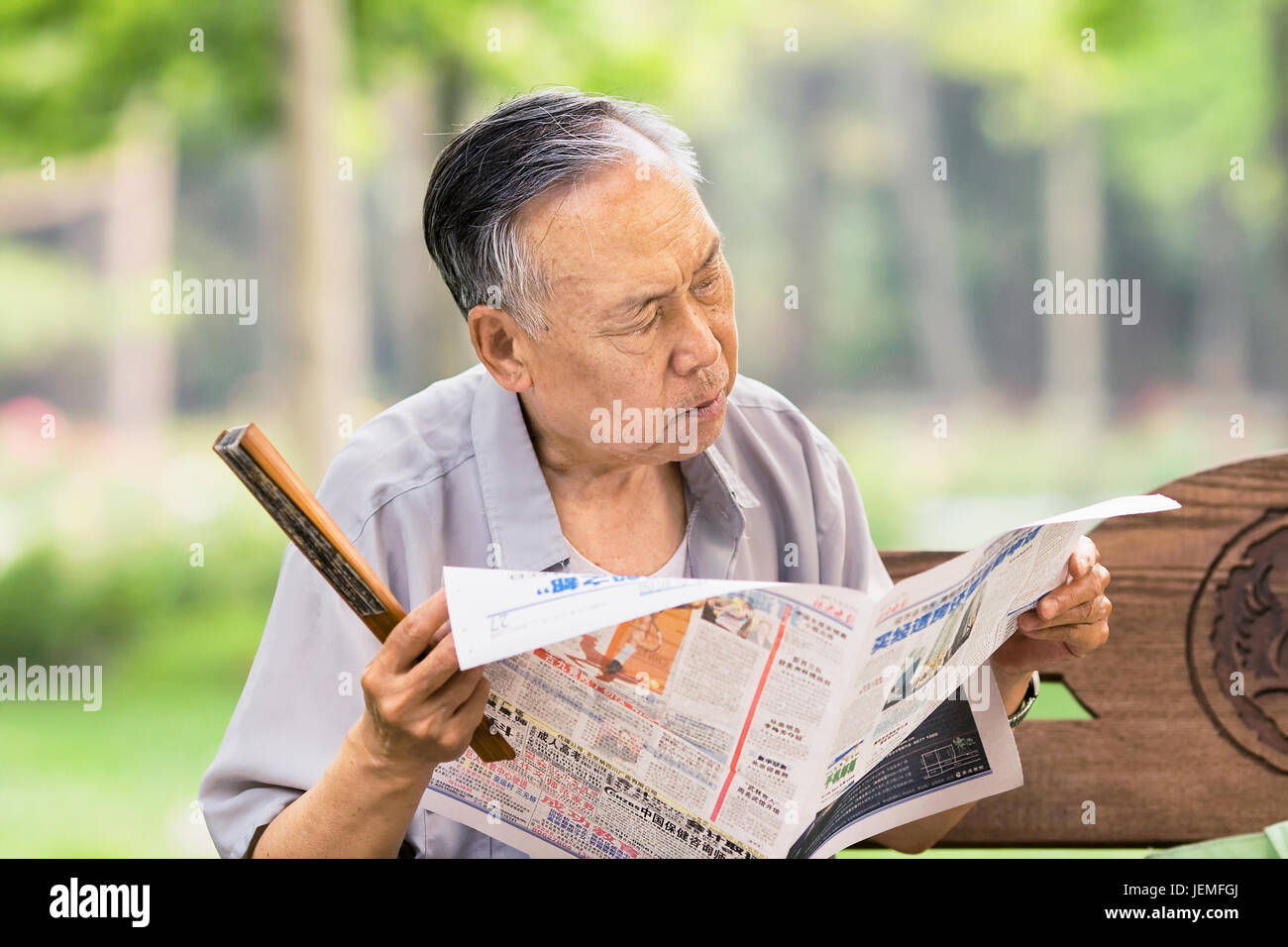Chinese people reading newspapers hi-res stock photography and images ...