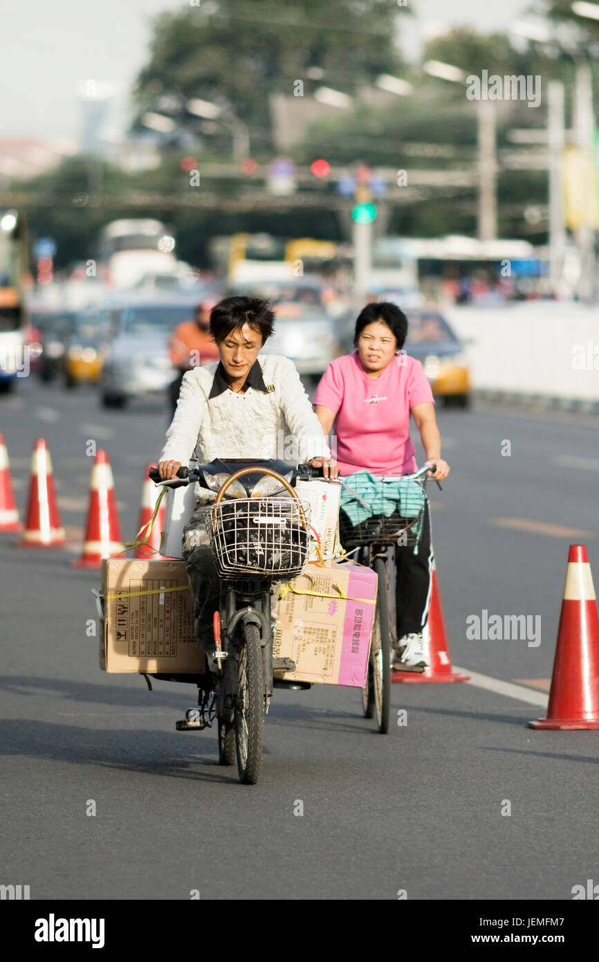 Chinese commuters riding bicycles hi-res stock photography and images ...