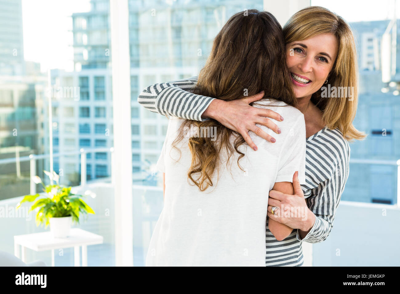 Mother and daughter hugging Stock Photo - Alamy