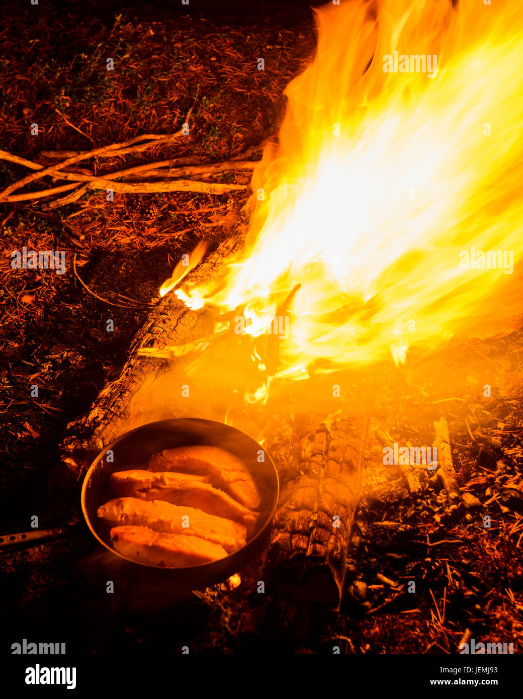 Campfire fish frying pan hi-res stock photography and images - Alamy