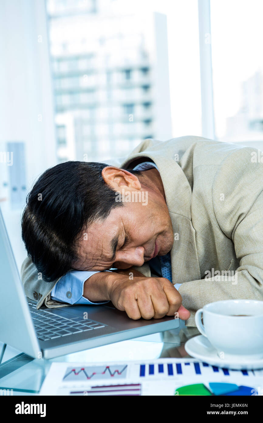 Sleeping figures hi-res stock photography and images - Alamy