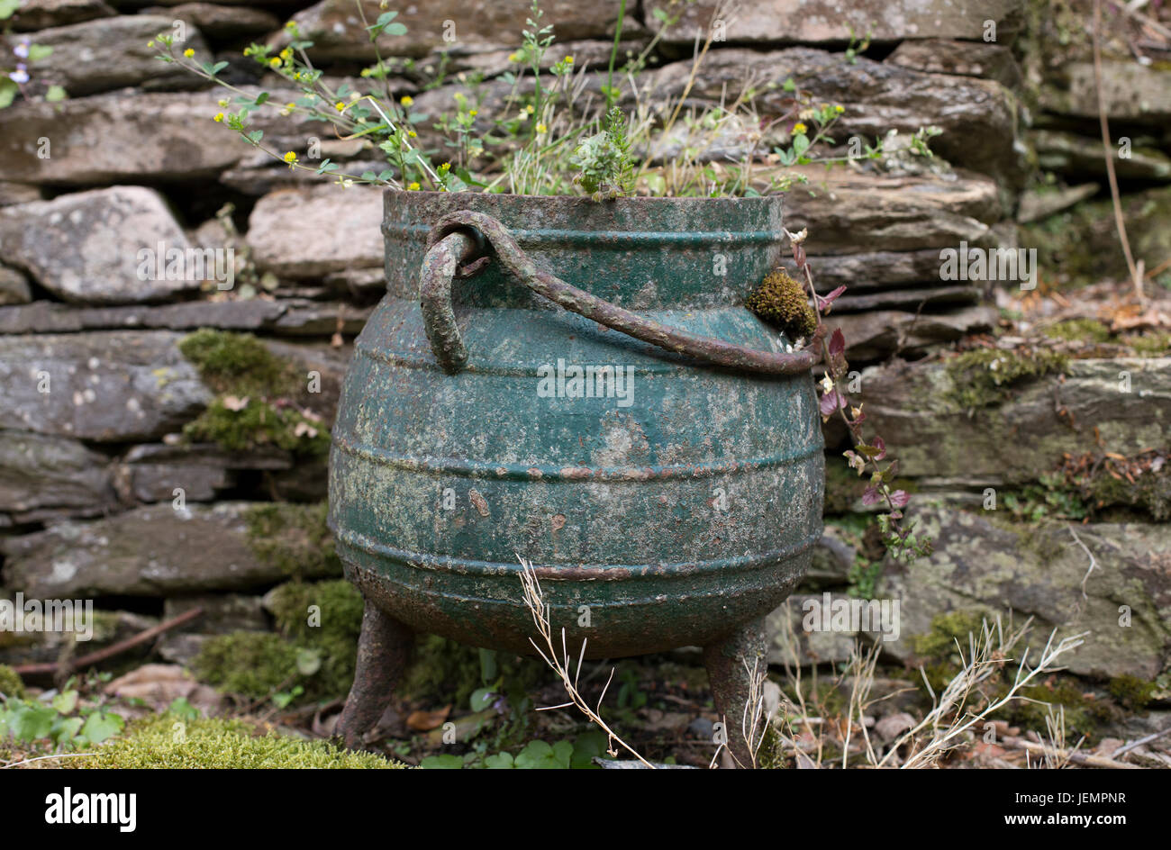 Old cooking pot Stock Photo - Alamy