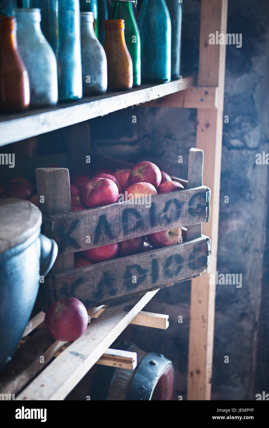 Apples in wooden crate on shelf Stock Photo - Alamy