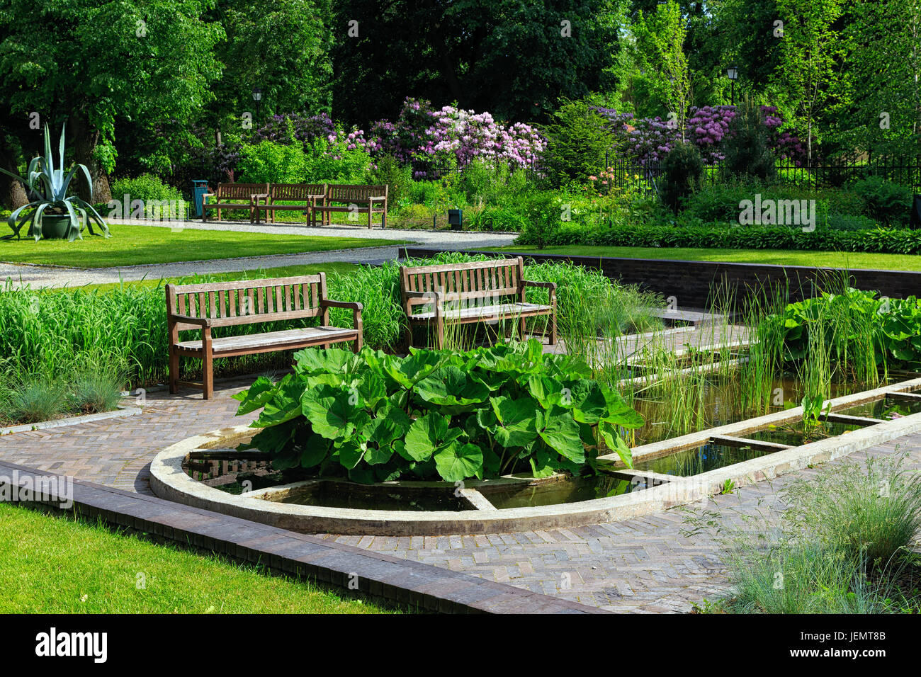 Park benches pond hi-res stock photography and images - Alamy