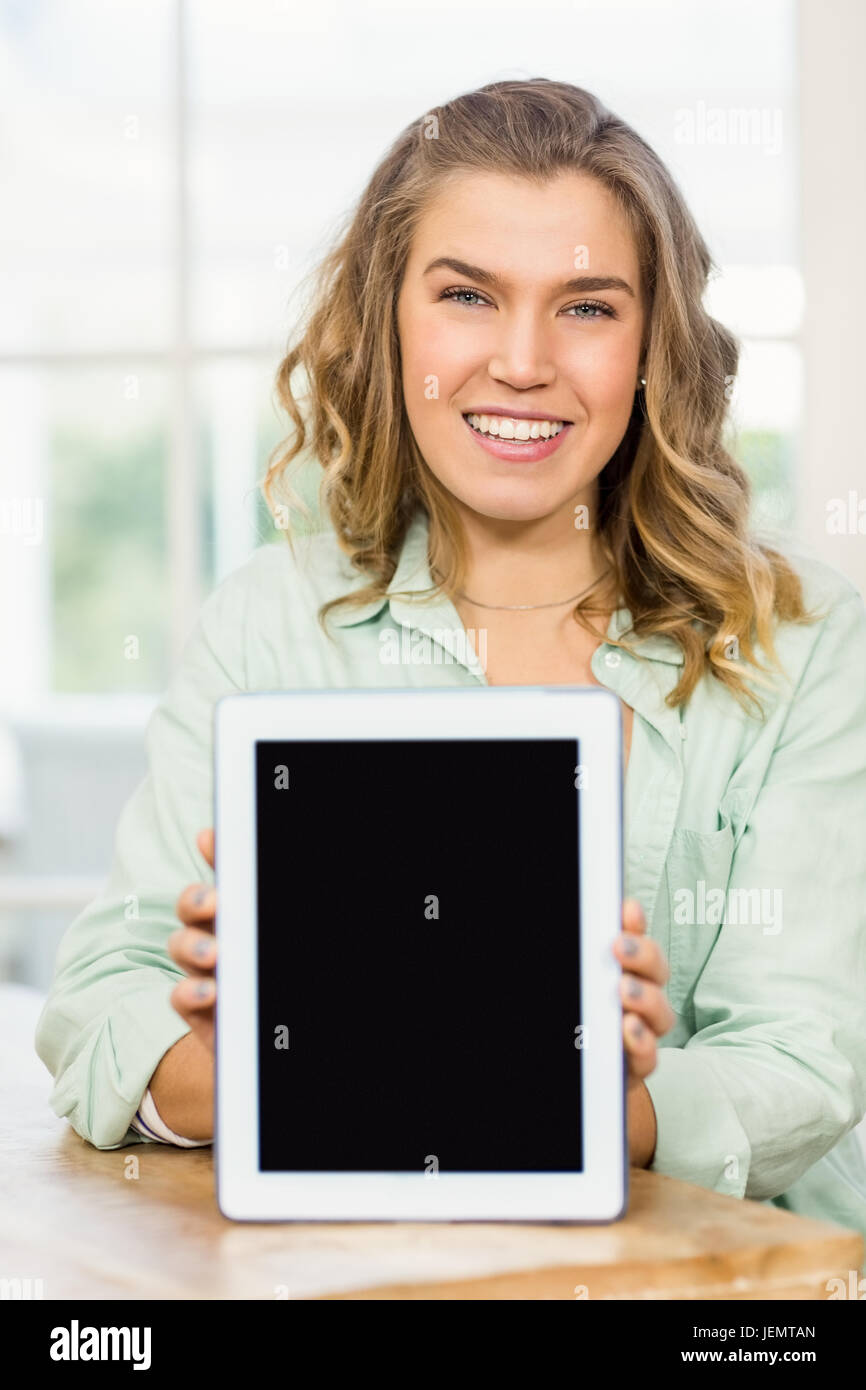 Woman showing tablet screen hi-res stock photography and images - Alamy