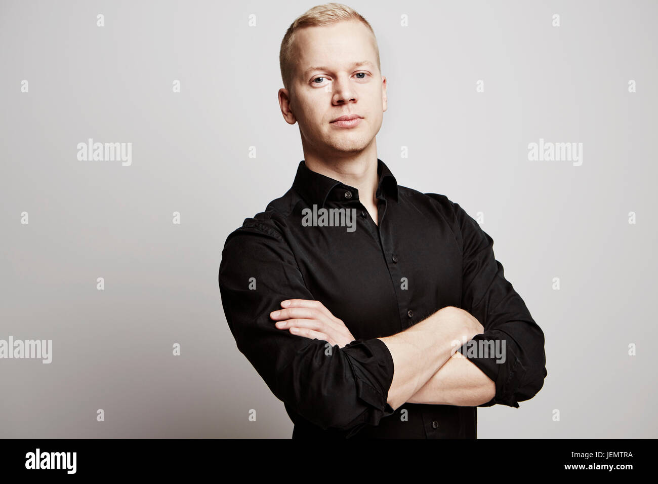 Man crossed arms body language hi-res stock photography and images - Alamy