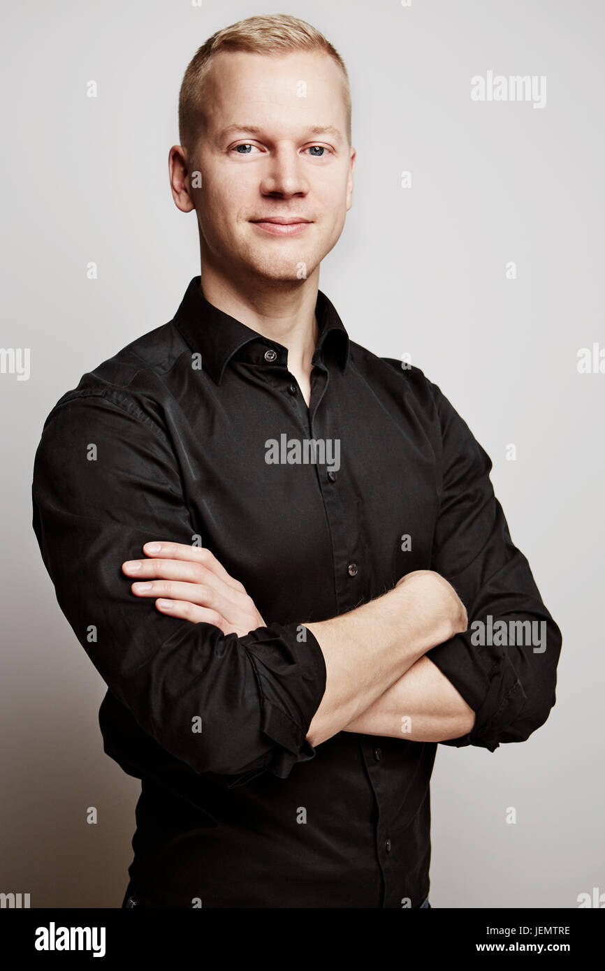 Man crossed arms body language hi-res stock photography and images - Alamy