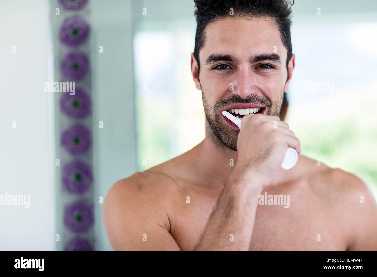 Handsome man brushing his teeth Stock Photo - Alamy