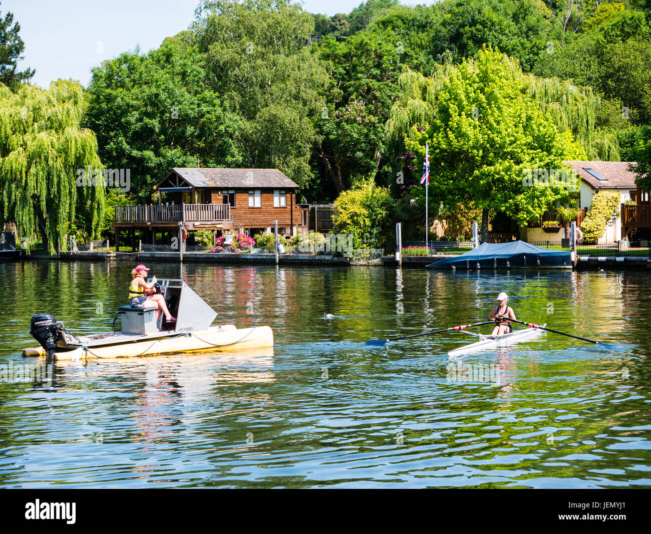 Rowing practice on thames hi-res stock photography and images - Alamy