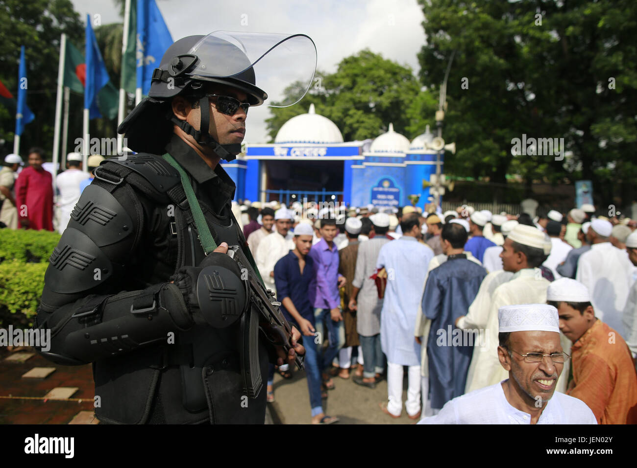 Dhaka, Bangladesh. 26th June, 2017. Security personnel stand guard ...