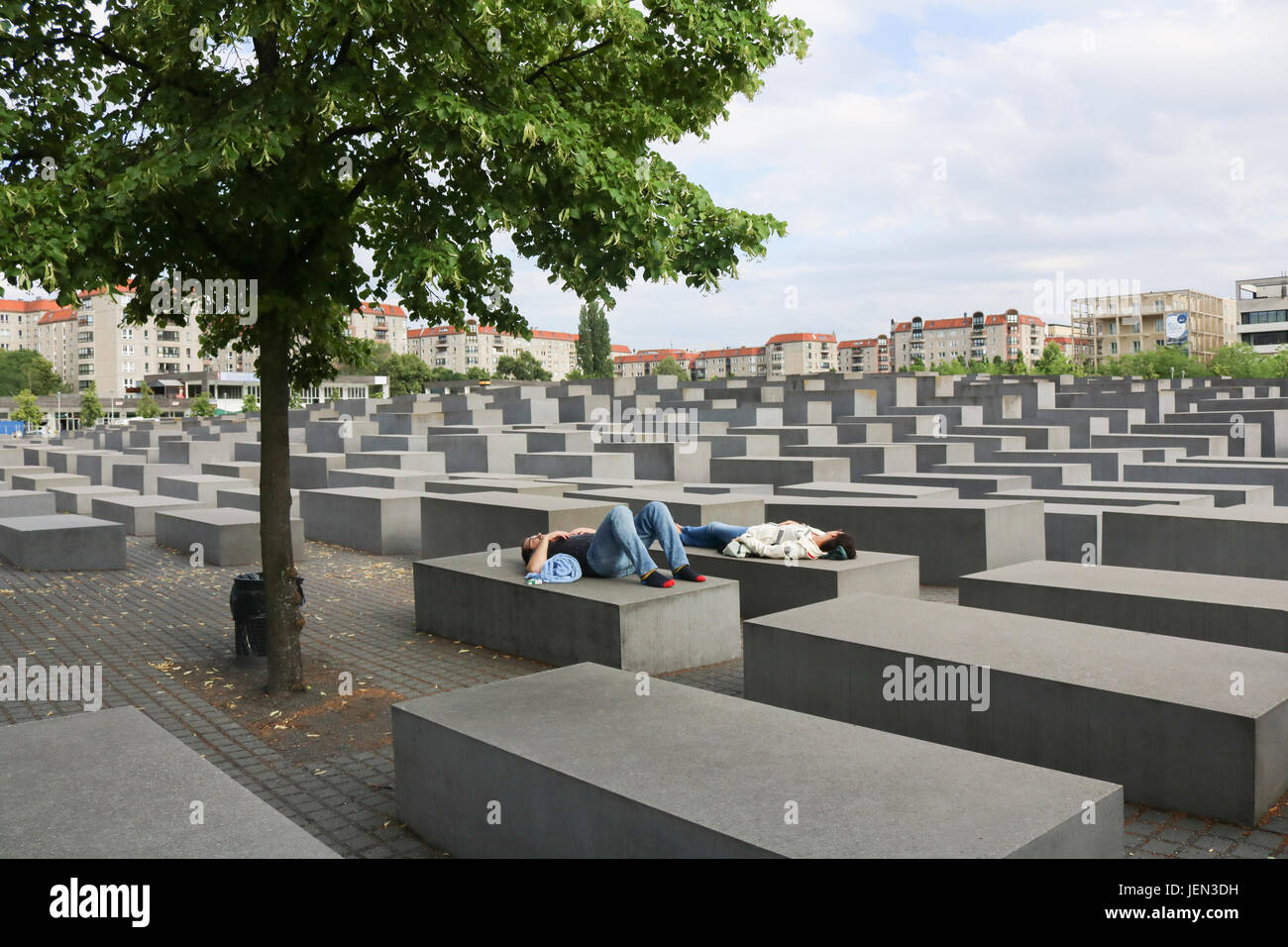 Berlin, Germany. 26th june 2017. People enjoy the summer sunshine on ...