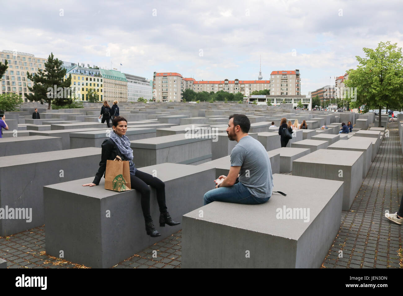 Berlin, Germany. 26th june 2017. People enjoy the summer sunshine on ...