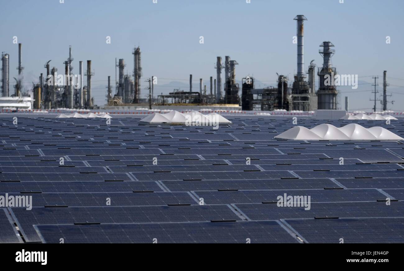 Rooftop solar array california hi-res stock photography and images - Alamy