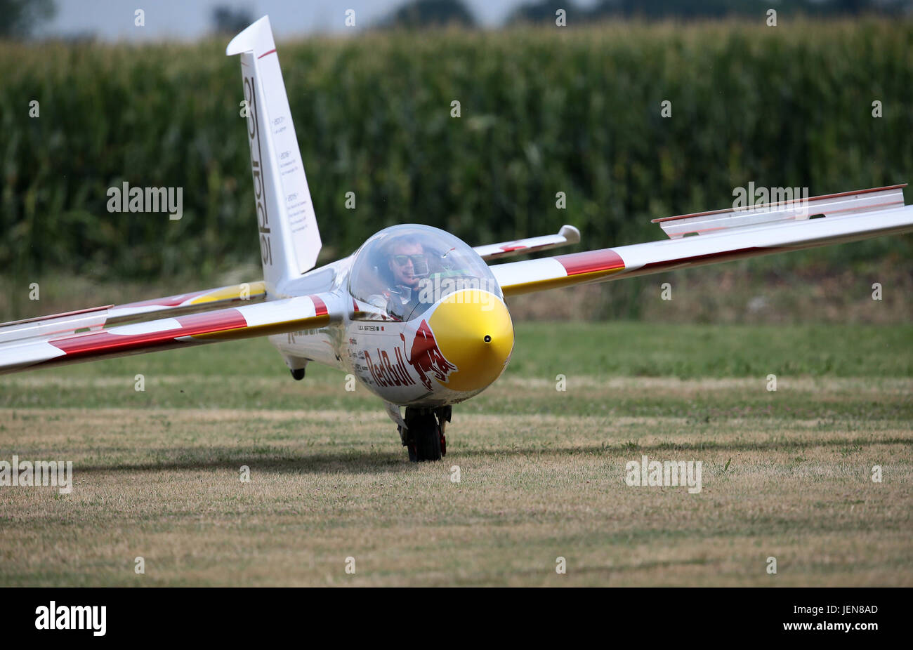 Acrobatica aerea hi-res stock photography and images - Alamy