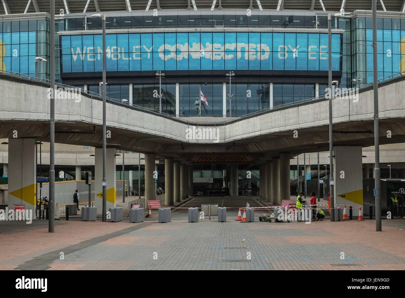 Wembley stadium exterior 2017 hi-res stock photography and images - Alamy