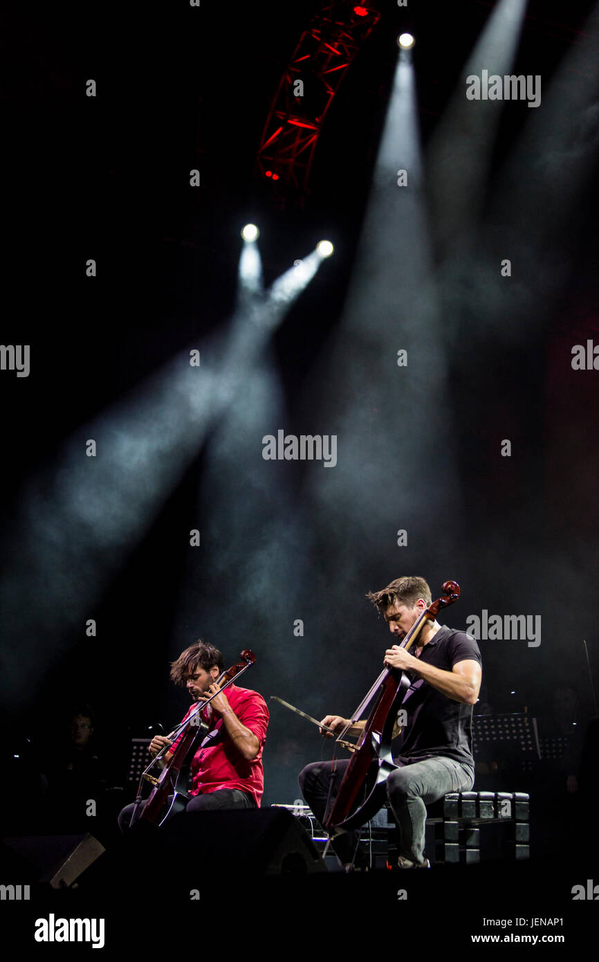 2cellos concert hi-res stock photography and images - Alamy