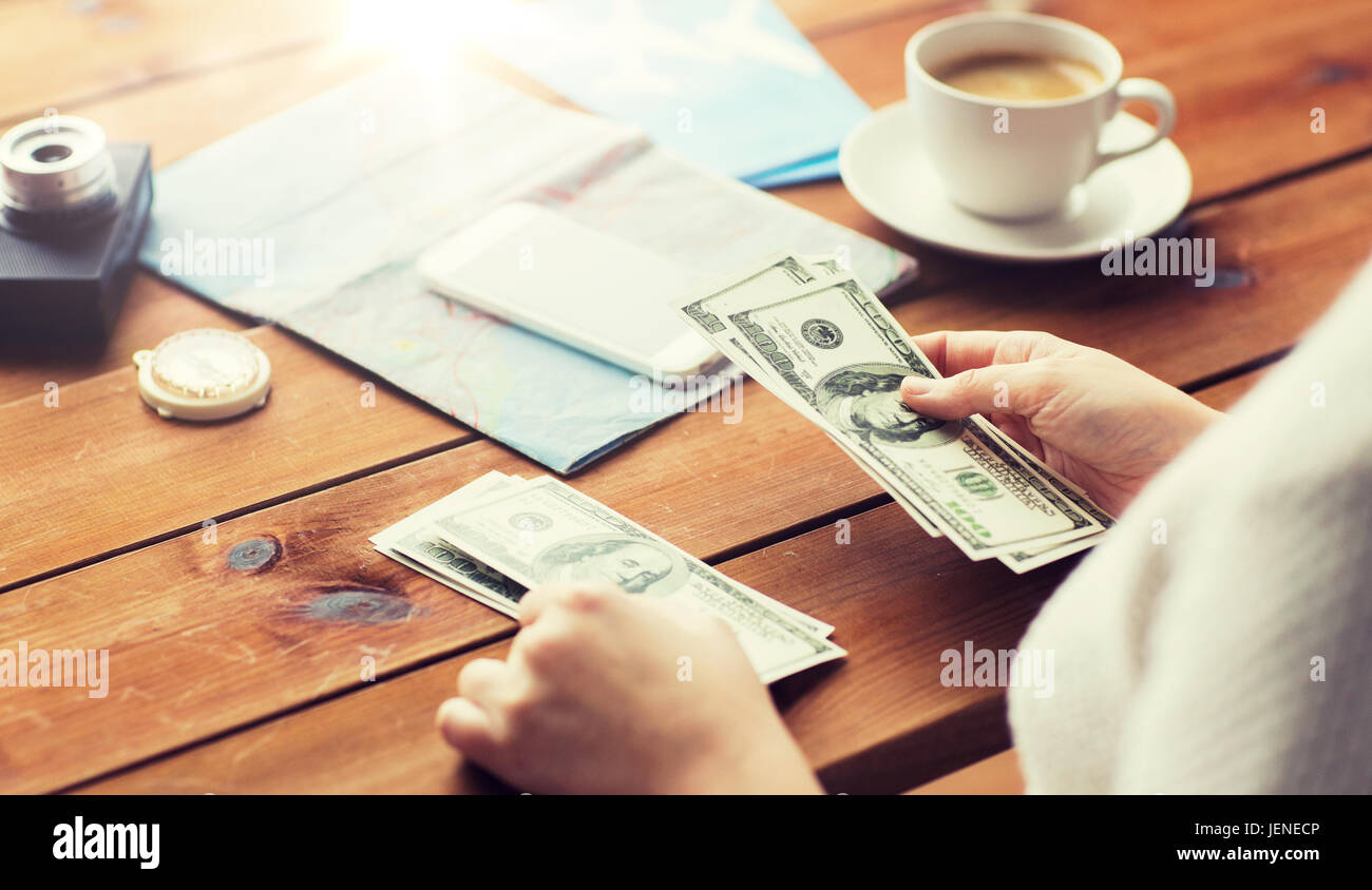 Human hand counting money hi-res stock photography and images - Alamy